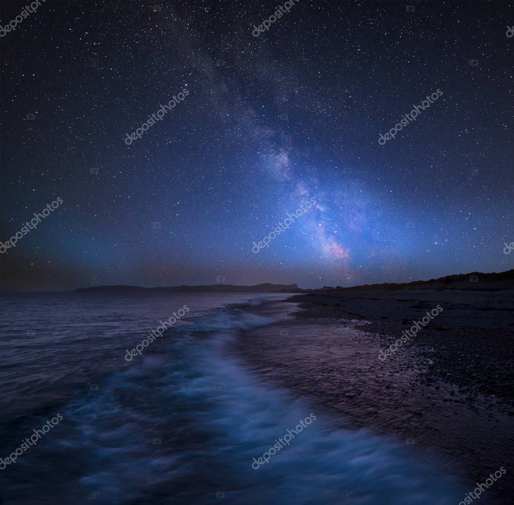 Impresionante imagen compuesta de la Vía Láctea vibrante sobre el ...