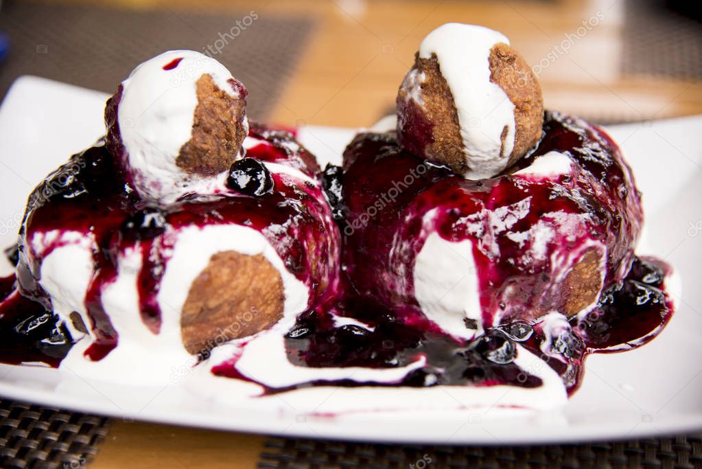 Papanasi - el postre tradicional rumano. El pastel está hecho de tres ...