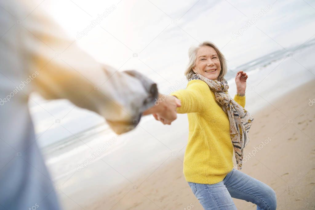 Enérgica mujer de edad avanzada cogida de la mano con el marido de ...