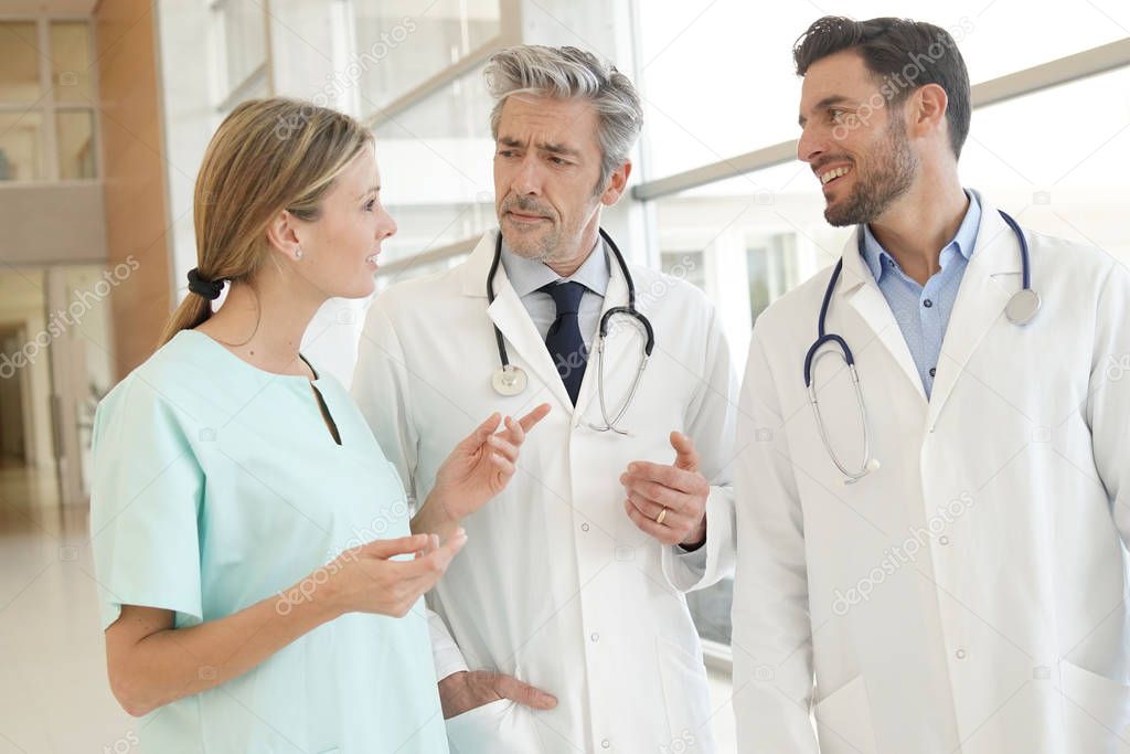 Médicos y enfermeras hablando en el pasillo del hospital 2022