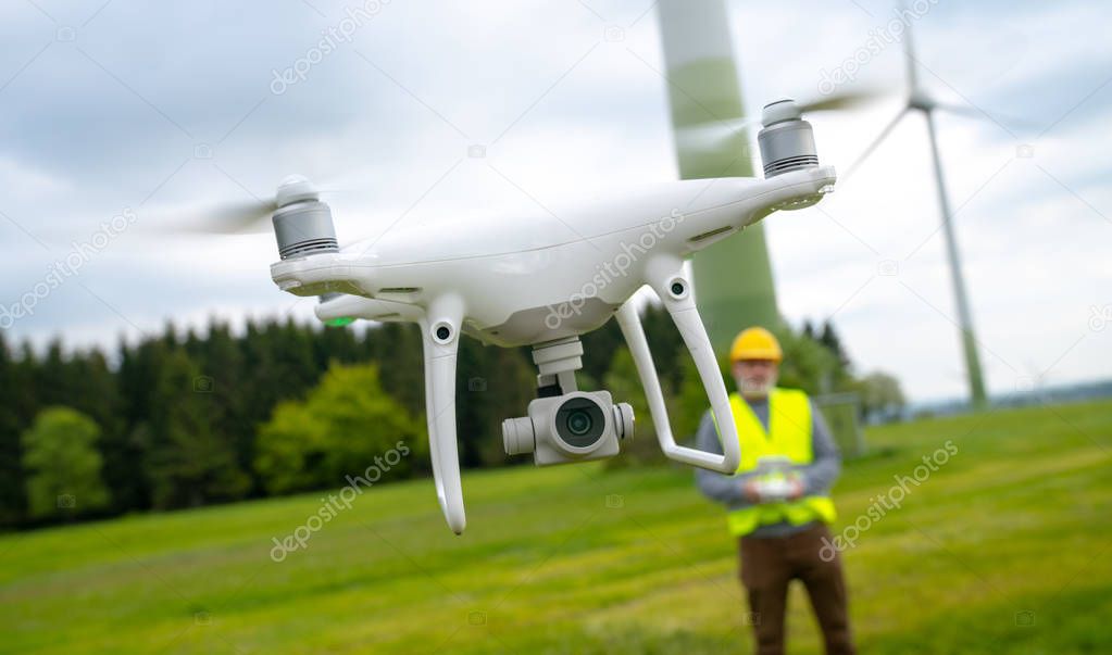 Drone operado por el trabajador de la construcción que inspecciona la ...