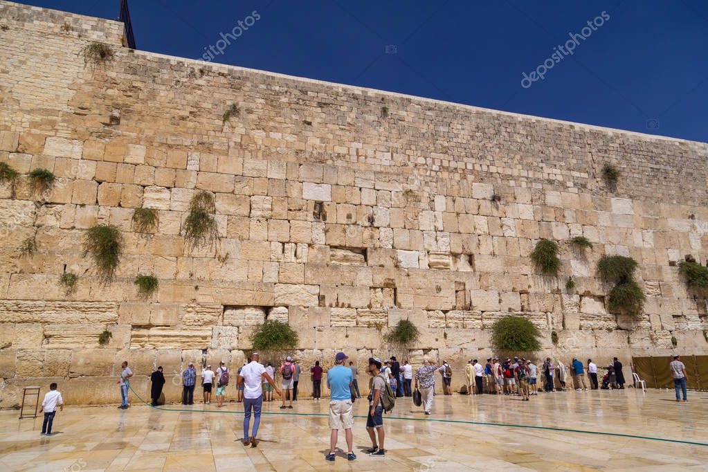 Jerusalén, Israel - 14 de junio de 2018: Pueblo judío rezando contra el ...