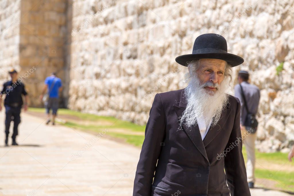 Jerusalén, Israel - 14 de junio de 2018: Un judío ultra-ortodoxo o un ...