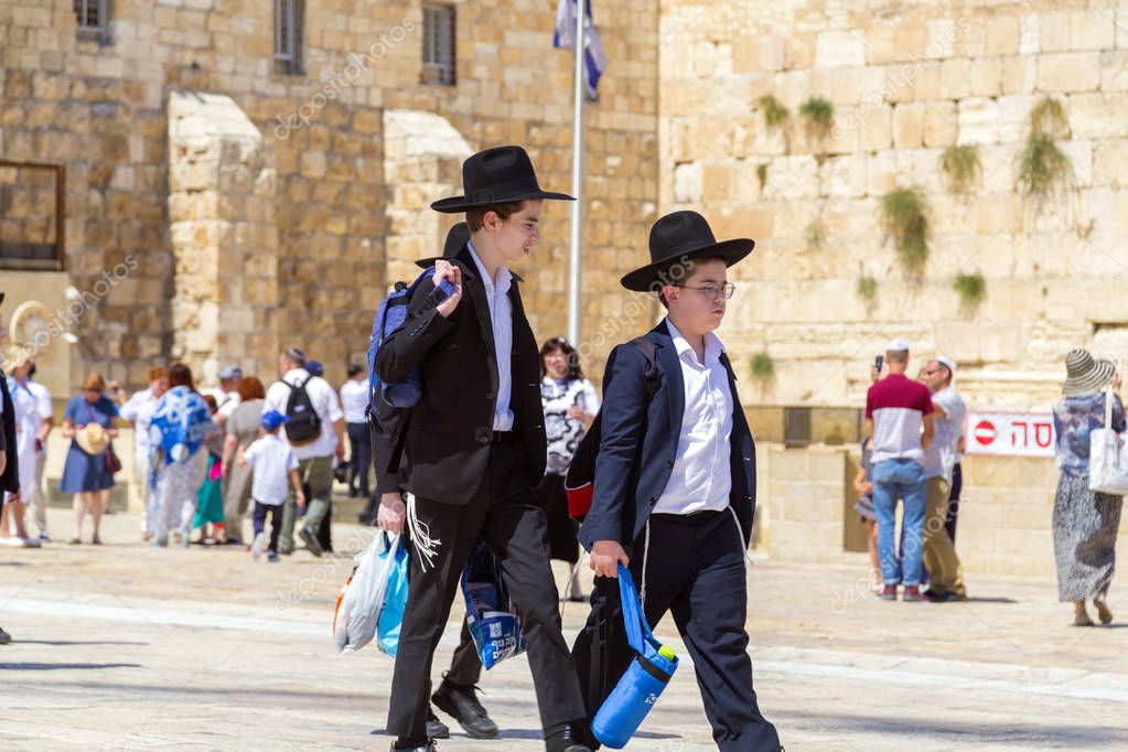 Jerusalén, Israel - 14 de junio de 2018: Pueblo judío rezando contra el ...
