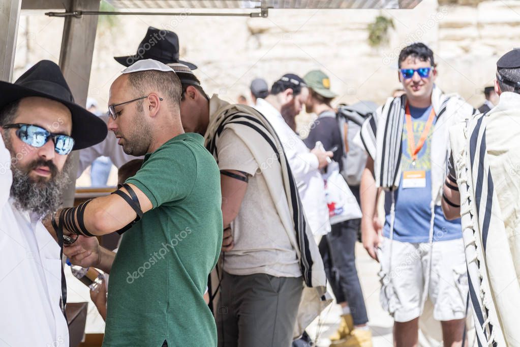 Jerusalén, Israel - 14 de junio de 2018: Pueblo judío rezando contra el ...