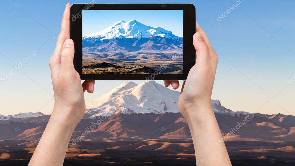 concepto de viaje - fotografías turísticas del Monte Elbrus desde la meseta de Bermamyt en la ...