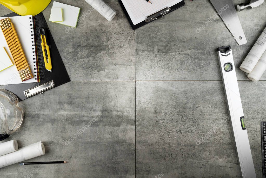 Tema del contratista. Rollos con proyectos de construcci n, herramientas, casco de choque y ...