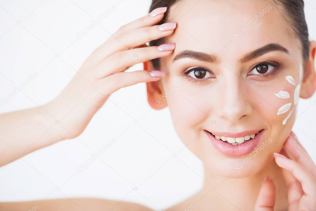 Mujer hermosa usando un producto para el cuidado de la piel, crema ...