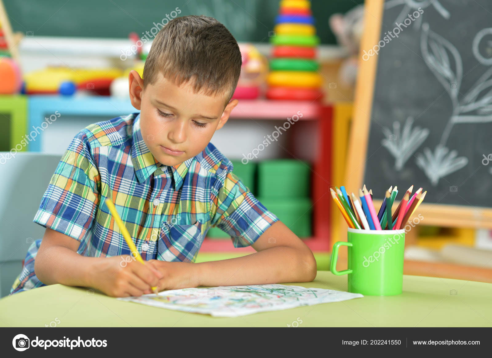 Little boy drawing with pencil — Stock Photo © aletia #202241550