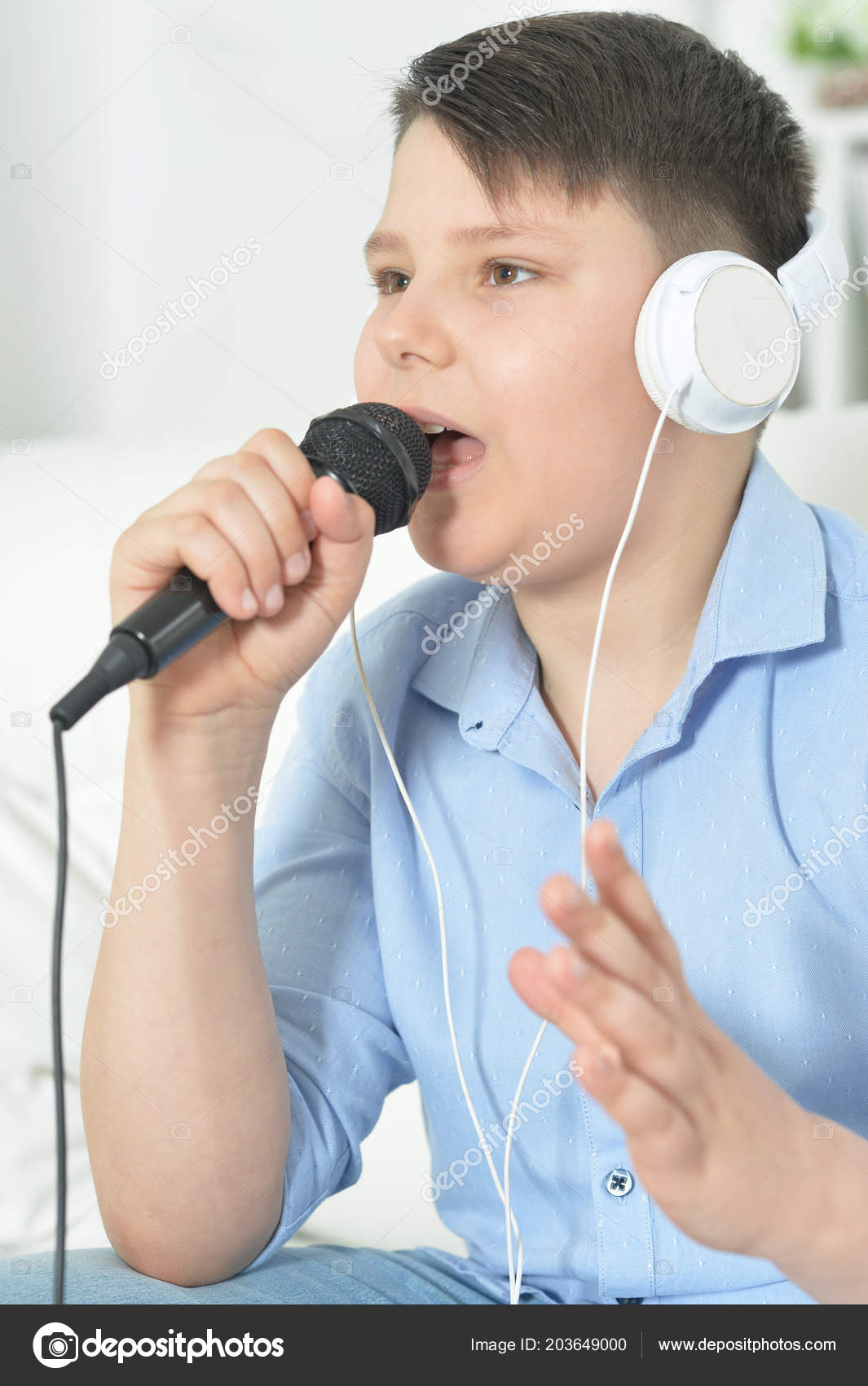 Portrait Boy Microphone Singing — Stock Photo © aletia #203649000