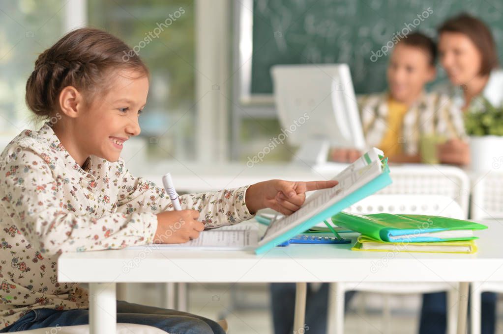 Niños en la escuela en el aula 2023