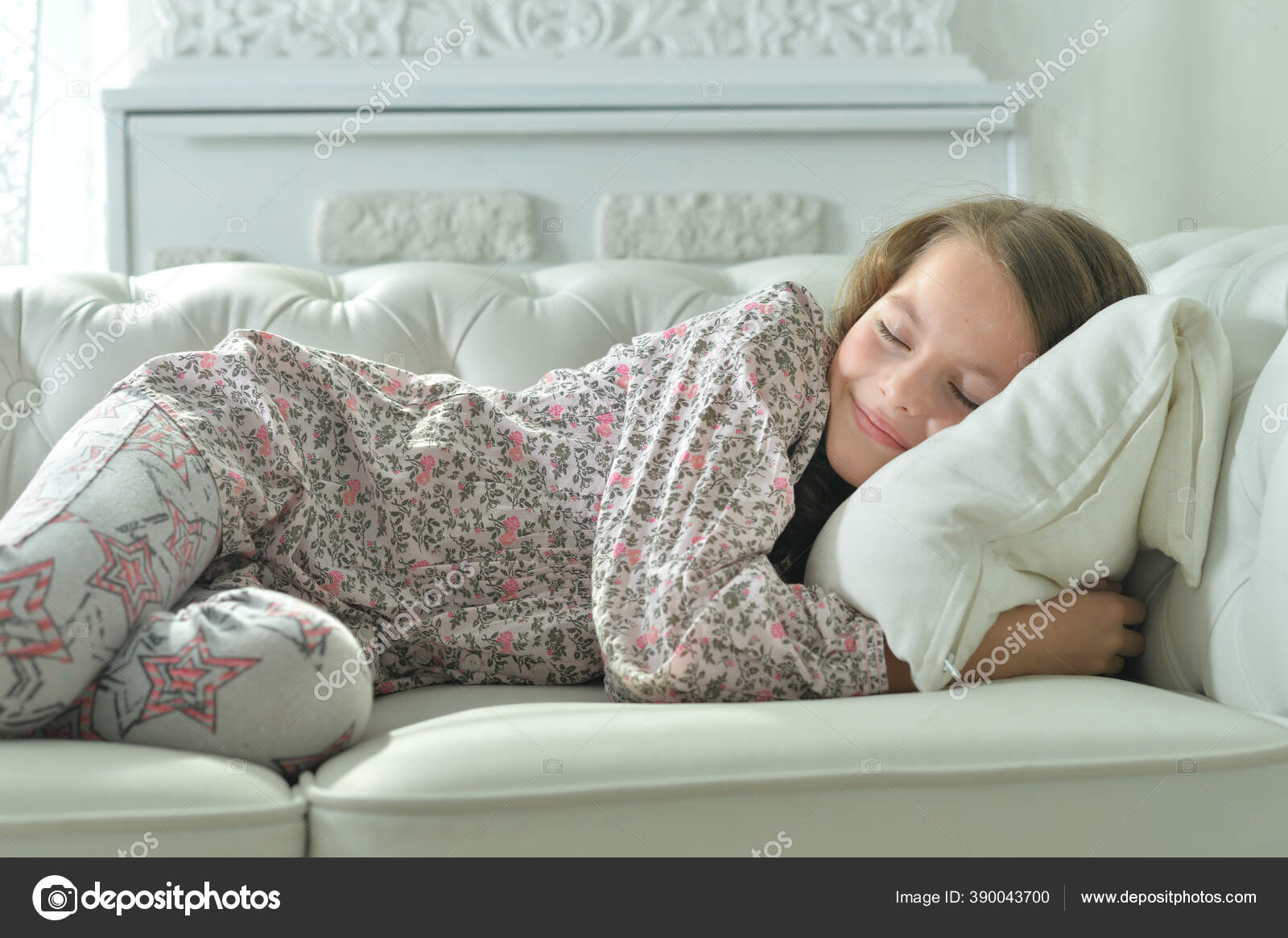 Petite Fille Mignonne Dormant Sur Canapé image libre de droit par ... Petite Fille Mignonne Dormant Sur Canapé image libre de droit par ...