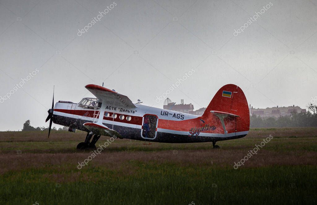 Kiev, Ucrania - 21 de junio de 2020: Red Antonov An-2T UR-AGS Aircraft ...