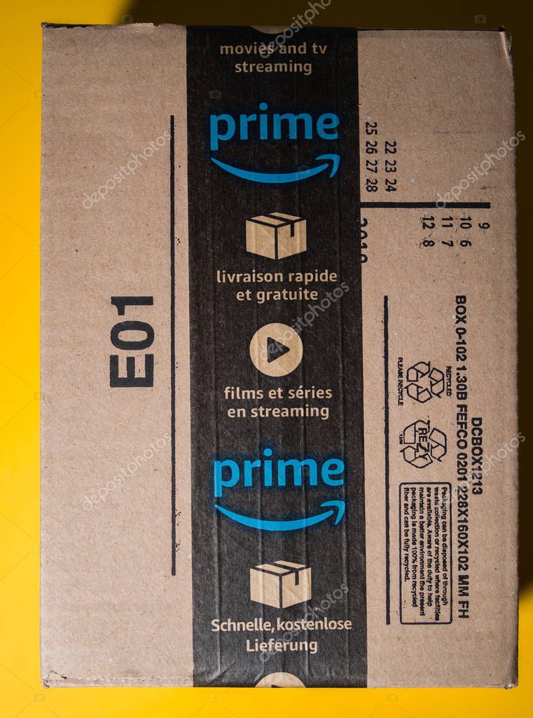 Amazon Prime entrega de cajas de cartón con cinta adhesiva de sello 2023