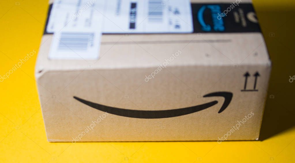 Vista frontal Amazon Prime caja de cartón entrega fondo amarillo 2024