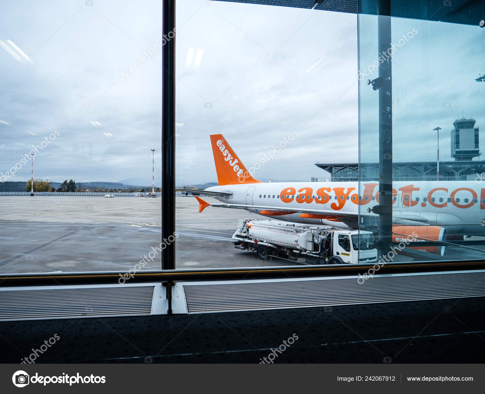 Airbus Boeing operated by EasyJet airlines airport – Stock Editorial ...