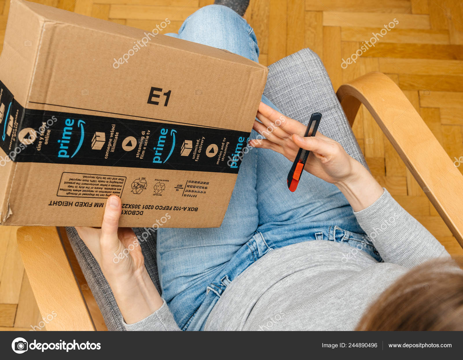 Woman unboxing unpacking amazon box — Stock Editorial Photo ...