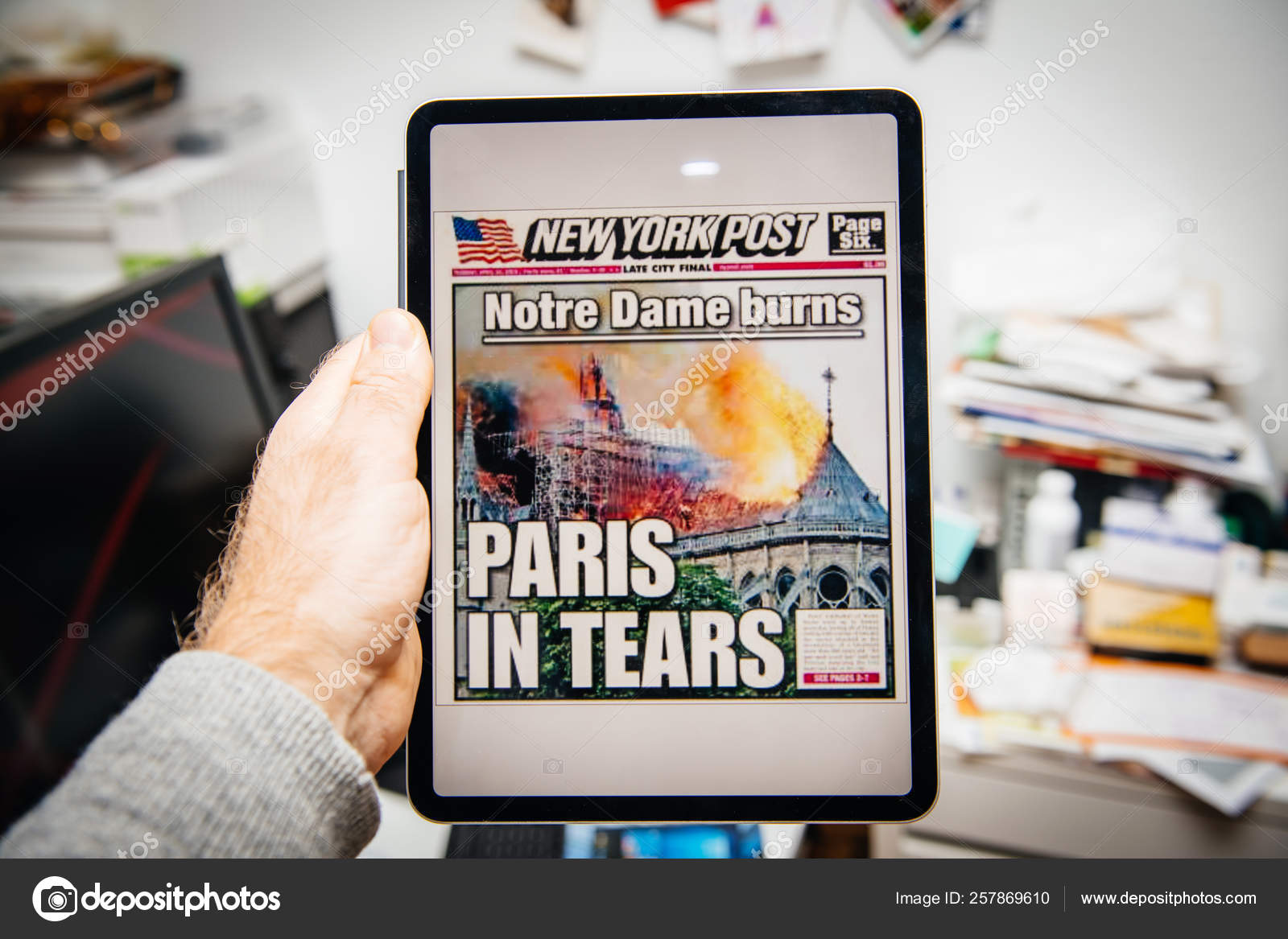 Man reading on iPad Pro about Notre-Dame de Paris fire – Stock ...