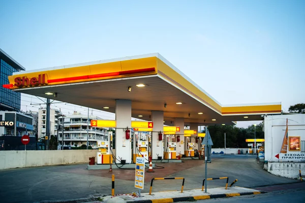 Moderna gasolinera Shell con coches y clientes Atenas 2024