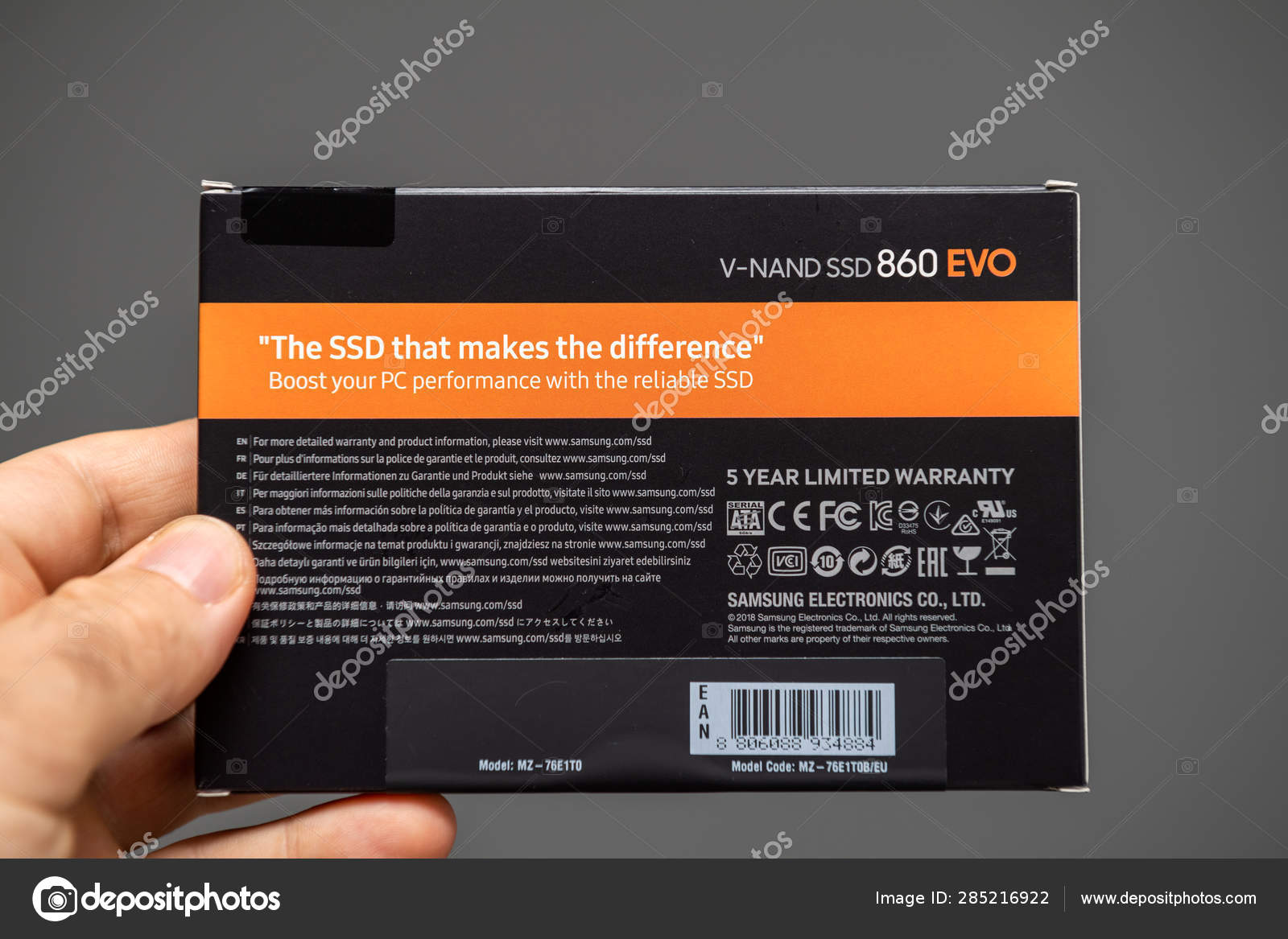 Man hand holding package box SSD samsung – Stock Editorial Photo ...