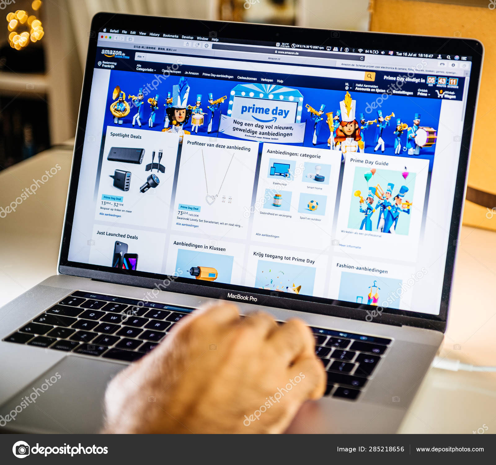 Amazon Prime Germany day man shopping on laptop deals — Stock Editorial ...