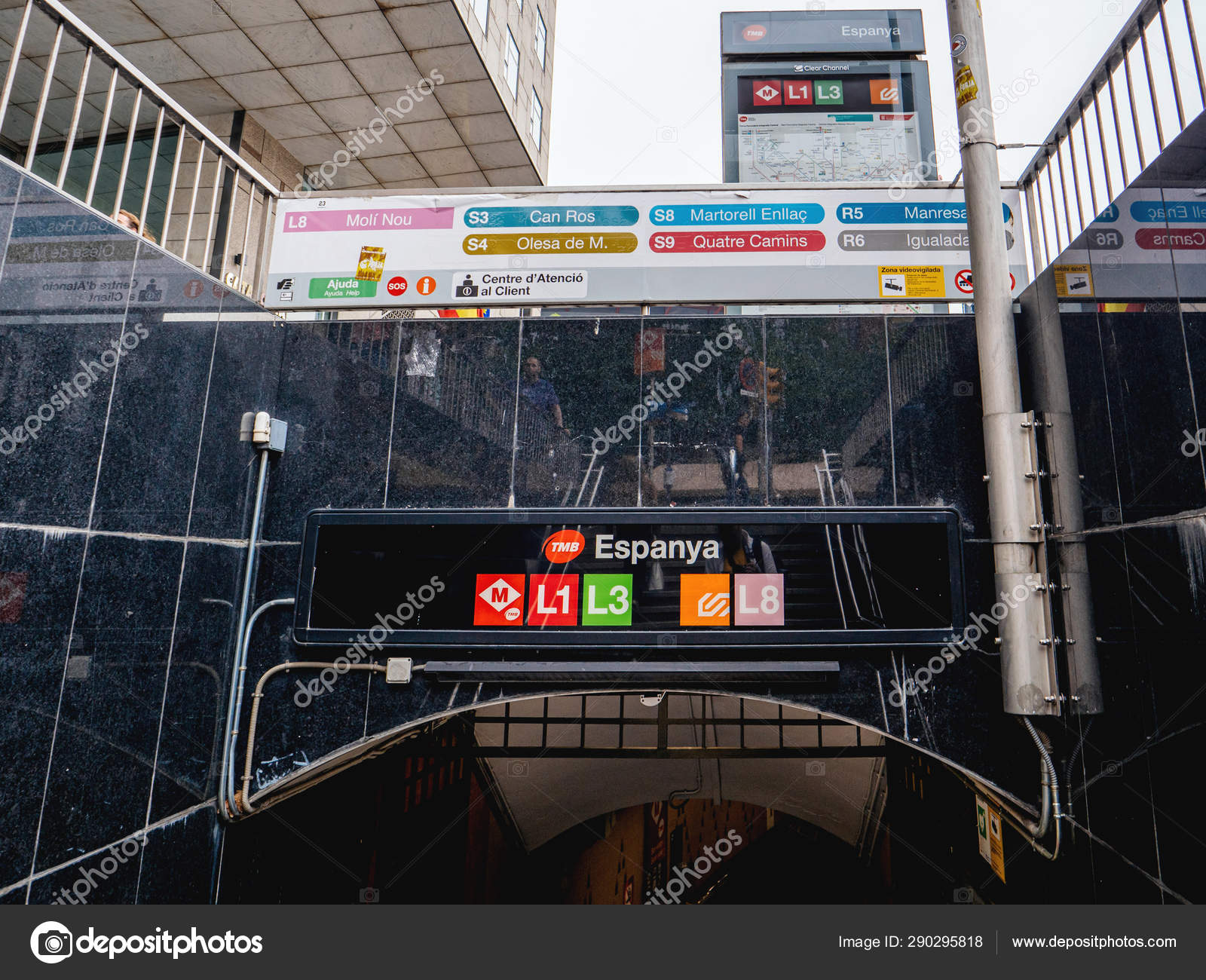 TMB Espanya metro underground station L1, L3, L8 and M signs — Stock ...