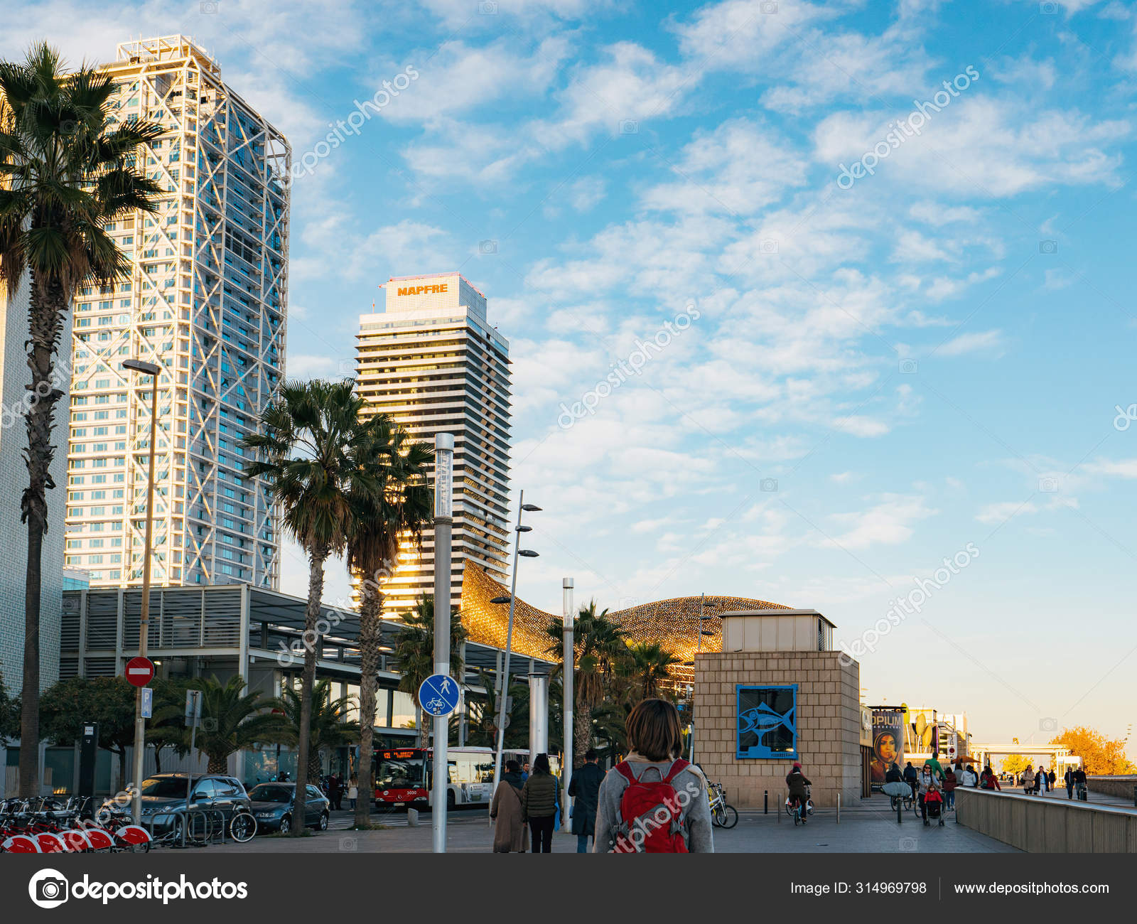 Torre Mapfre insurance company headquarter and pedestrians – Stock ...