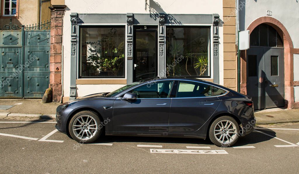Vista lateral del nuevo coche eléctrico Tesla Model 3 pintado gris de ...