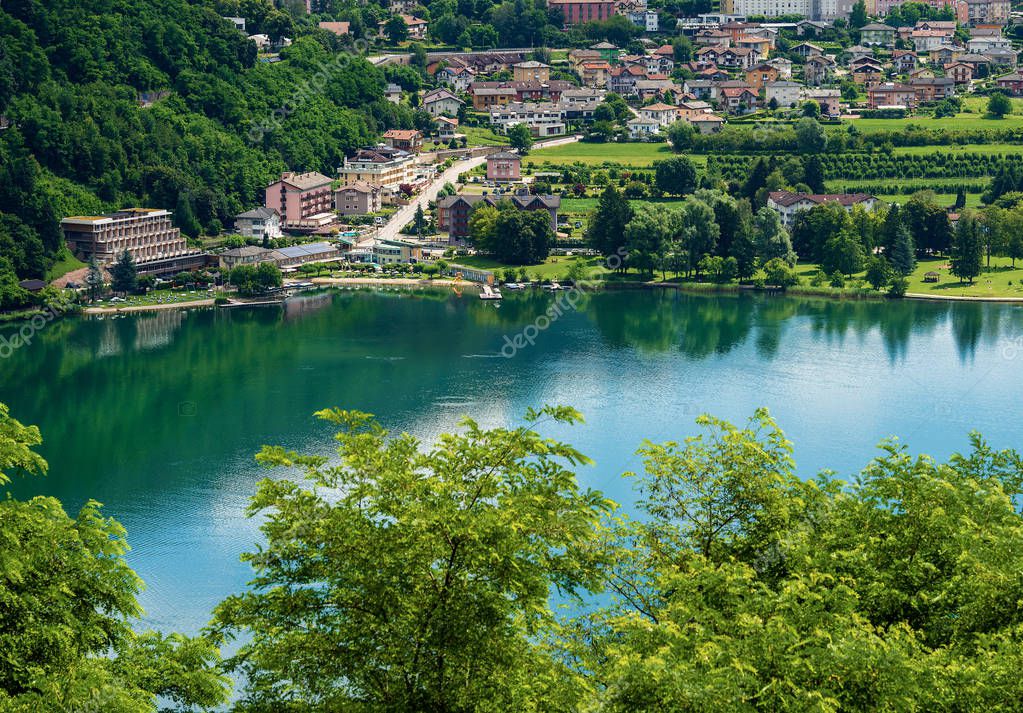 Vista aérea de la pequeña ciudad de Levico Terme con el lago (Lago di ...