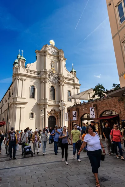 MUNICH, ALEMANIA - 6 DE SEPTIEMBRE DE 2018: Fachada de la ...