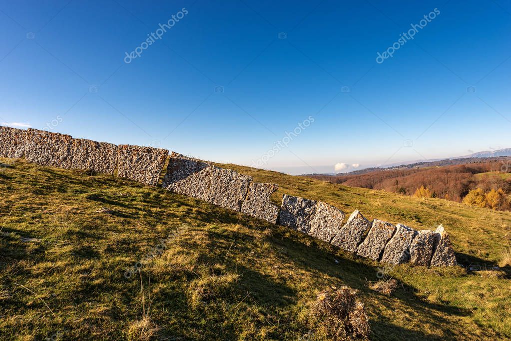 Frontera de losas de piedra, utilizada para delimitar el pastoreo y los ...