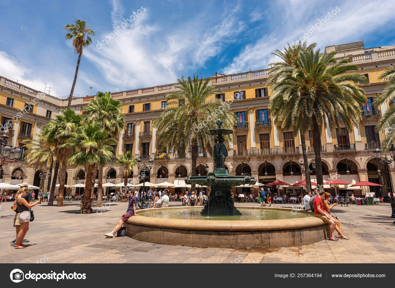 Placa Reial - Royal square Barcelona Spain – Stock Editorial Photo ...