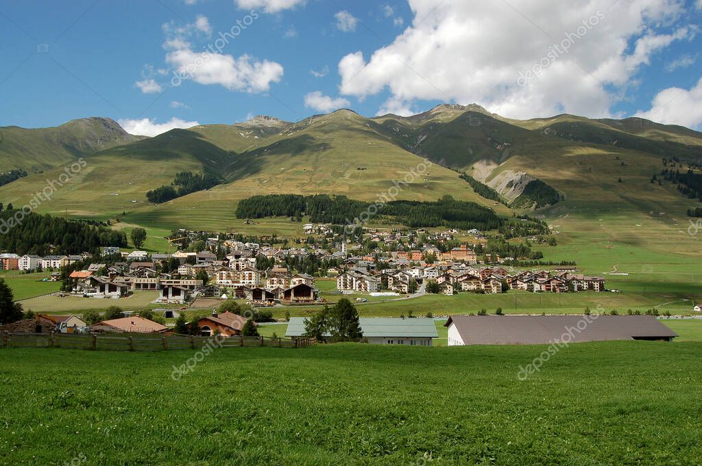 Pequeño pueblo de Zuoz y Alpes suizos, complejo turístico en el valle ...