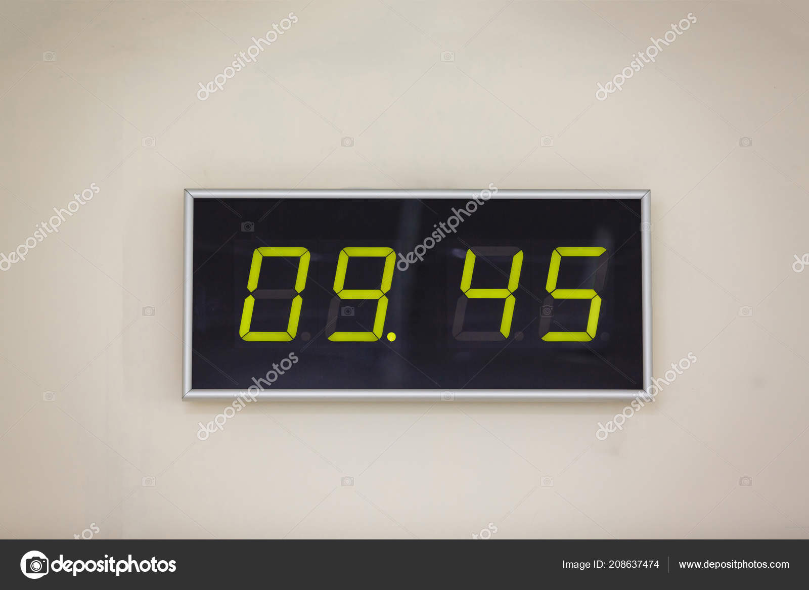 Digitale Klok Clipart 9:45 Cooper Group® Unieke Wandklok In Pauwvorm