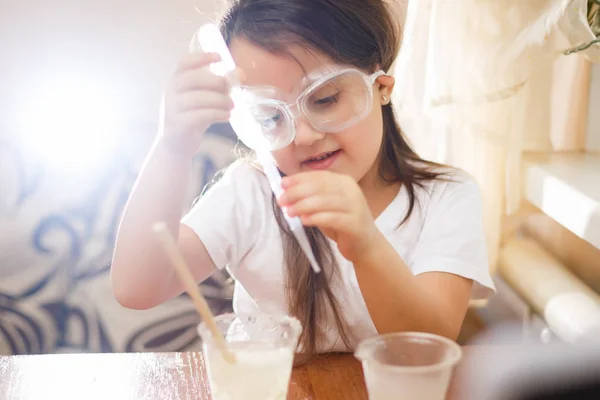 Los Niños Están Aprendiendo Haciendo Experimentos Científicos Niña ...