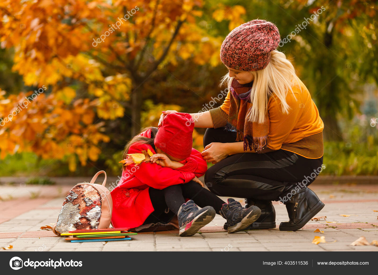 Parent Emmène L'enfant L'école Elève L'école Primaire Avec Sac Dos ... Parent Emmène L'enfant L'école Elève L'école Primaire Avec Sac Dos ...