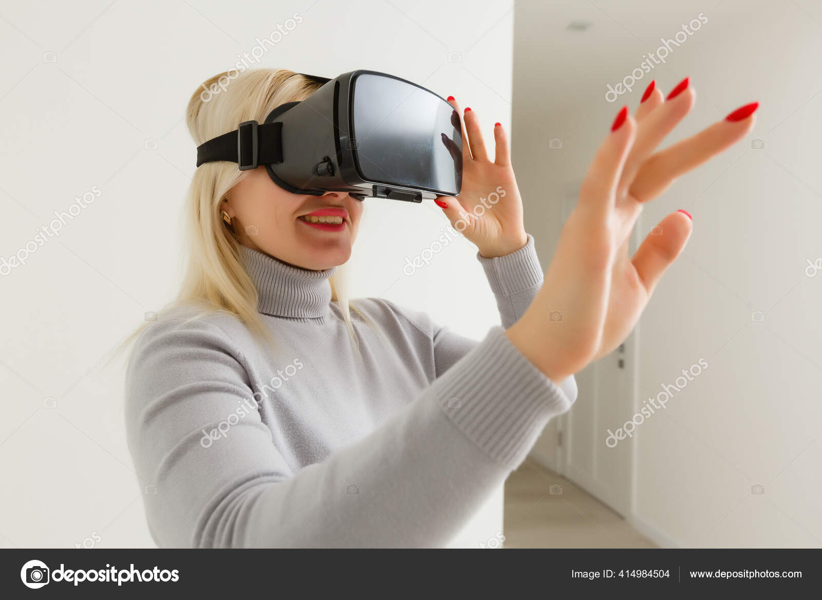 Woman Using Virtual Reality Headset Virtual Glasses — Stock Photo © sinenkiy #414984504