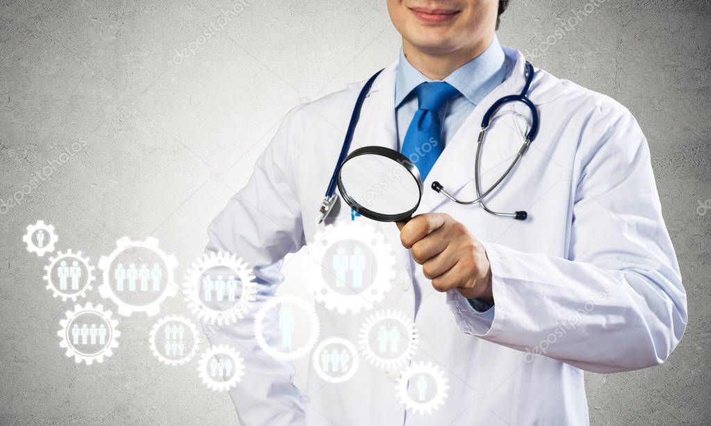 Doctor en traje blanco estéril y con estetoscopio mirando a través de ...