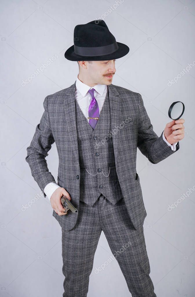 hombre con bigote vestido con un traje de negocios a cuadros con ...