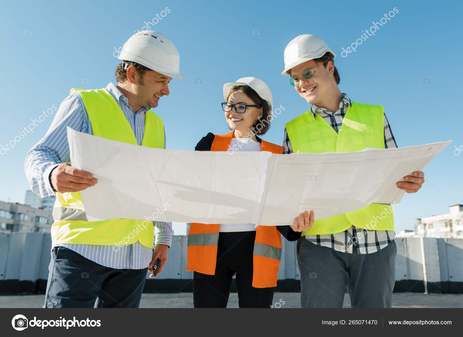 Equipo de constructores ingeniero arquitecto en el techo de la obra ...