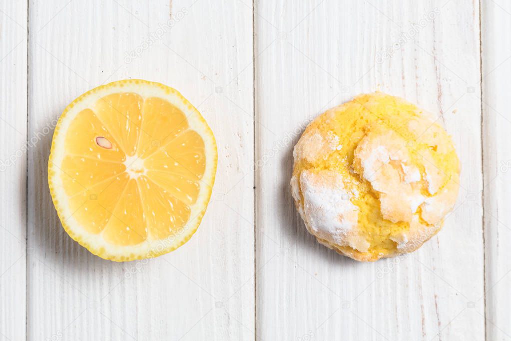 Una galleta casera de arrugas de limón con glaseado de azúcar en polvo ...