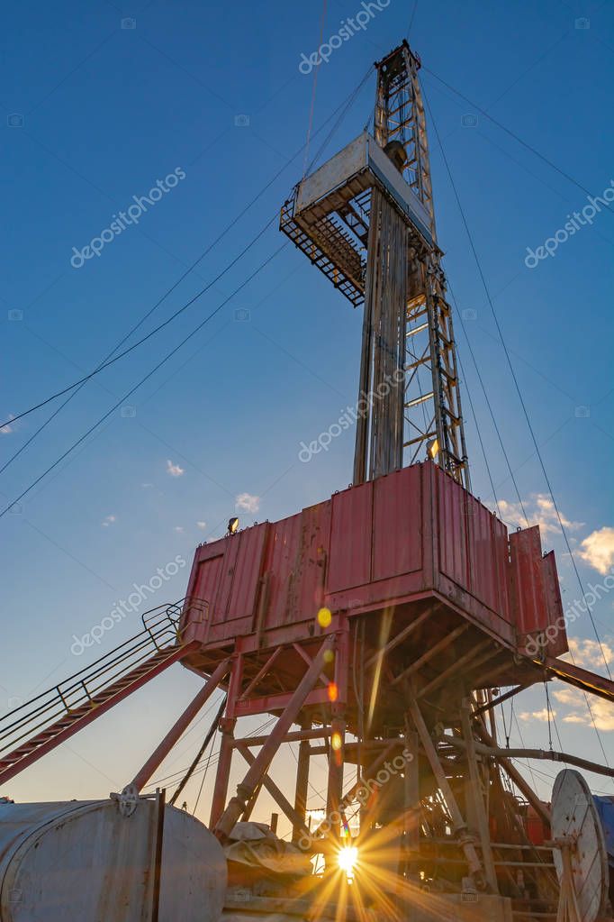 Plataforma de perforación para perforación profunda de petróleo y gas con un rayo de sol en la ...