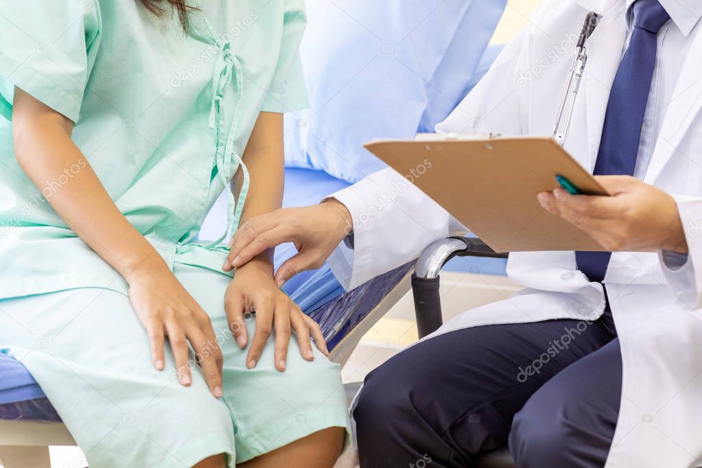 Médico explicando el método de tratamiento al paciente hospitalizado. 2022