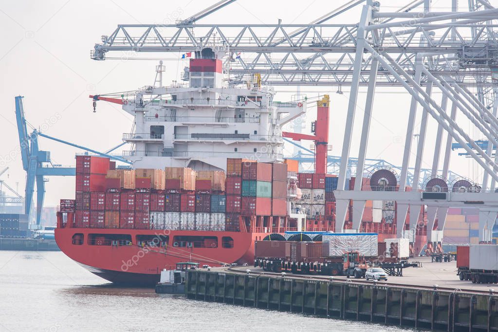 Grandes contenedores de carga Barco con carga de mercancías Pila en el ...