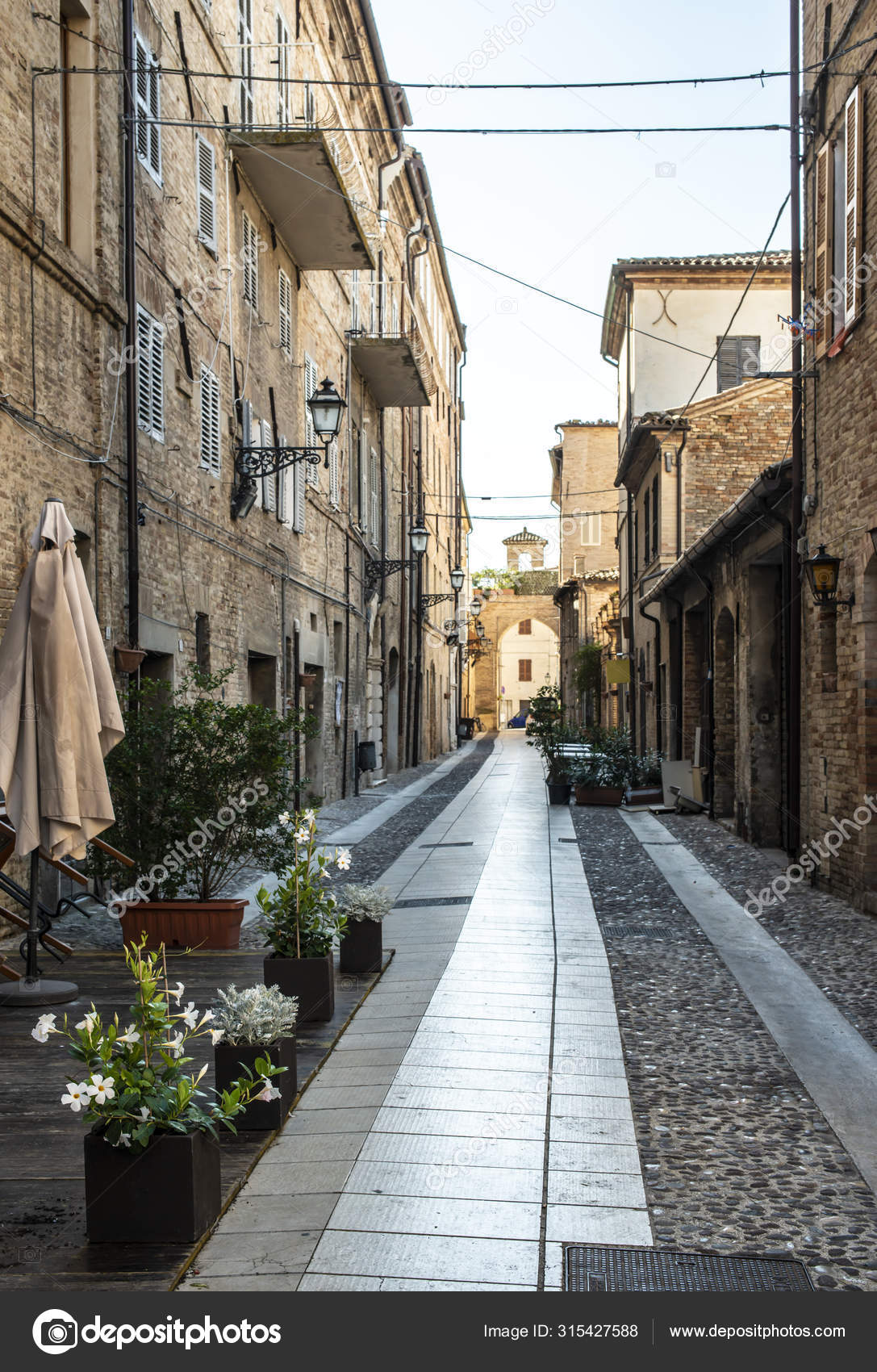 Old buildings on small italian street. Narrow street in Italy. — Stock ...
