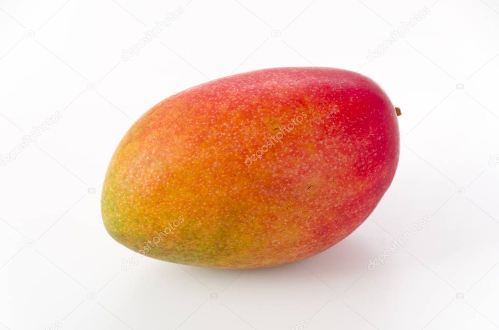 Fruto de mango aislado sobre fondo blanco. 2022