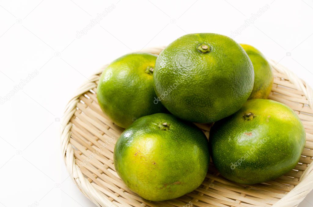 Citrus unshiu, mandarín satsuma naranja en el tamiz de bambú 2022