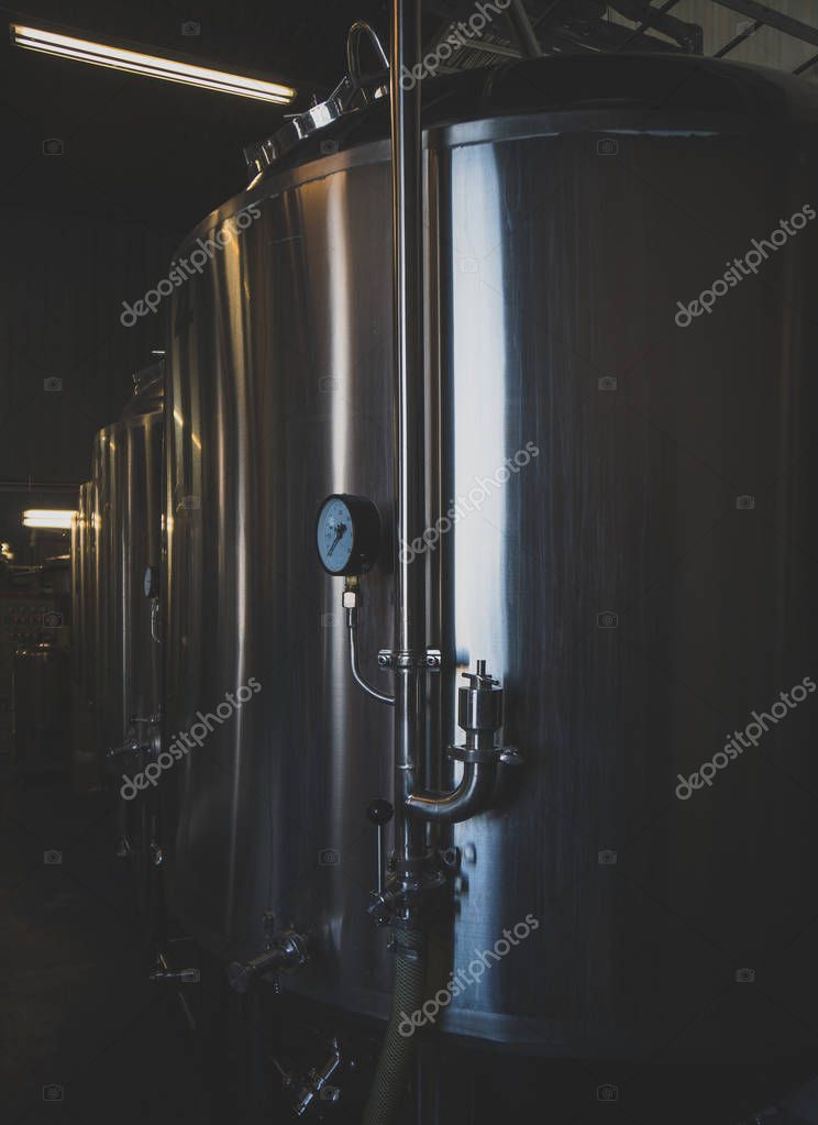 Tanques de acero inoxidable para la fermentaci n en una cervecer a. 2024