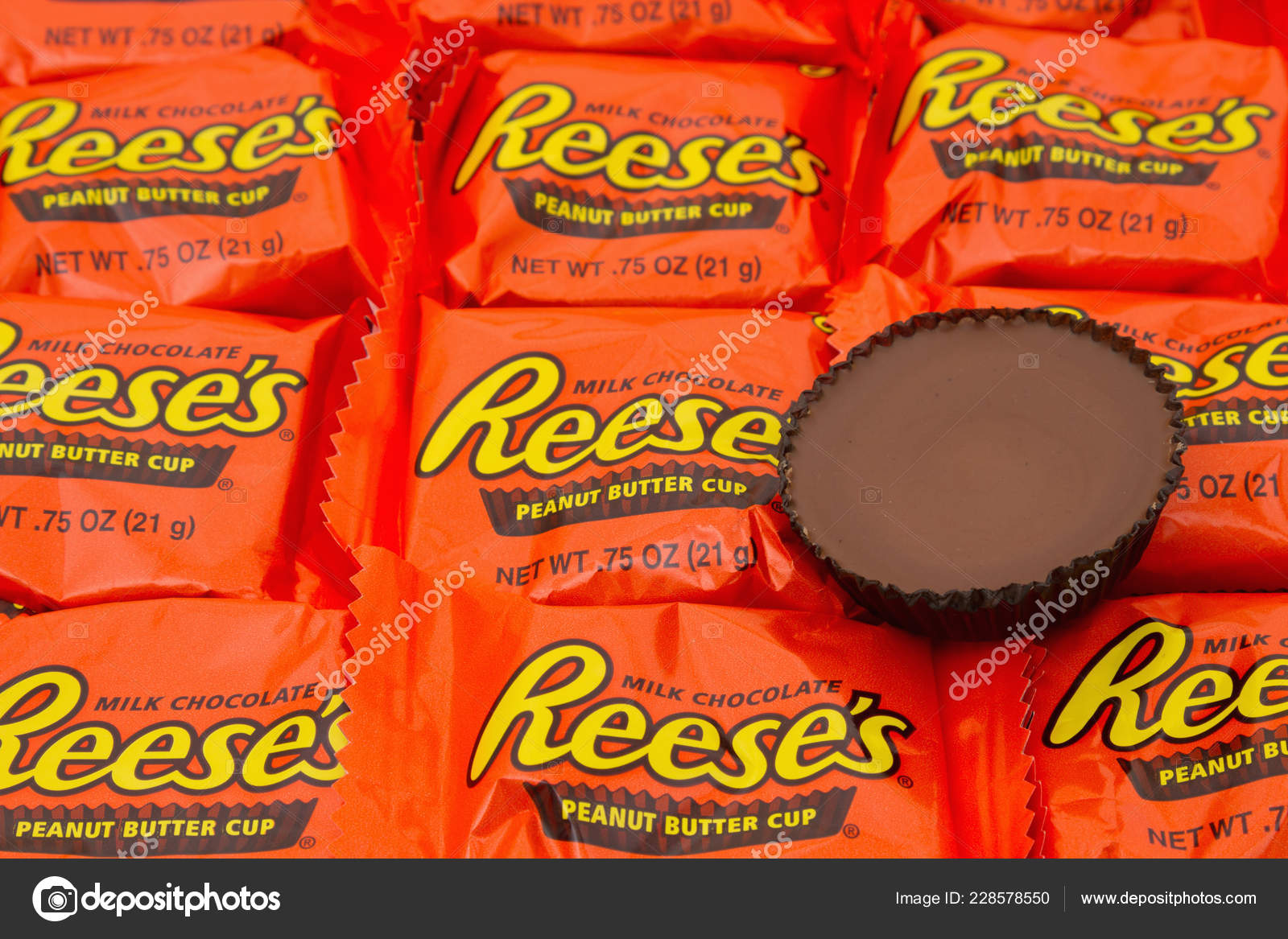 Editorial Use Only Reeses Peanut Butter Cup Candy Background – Stock ...