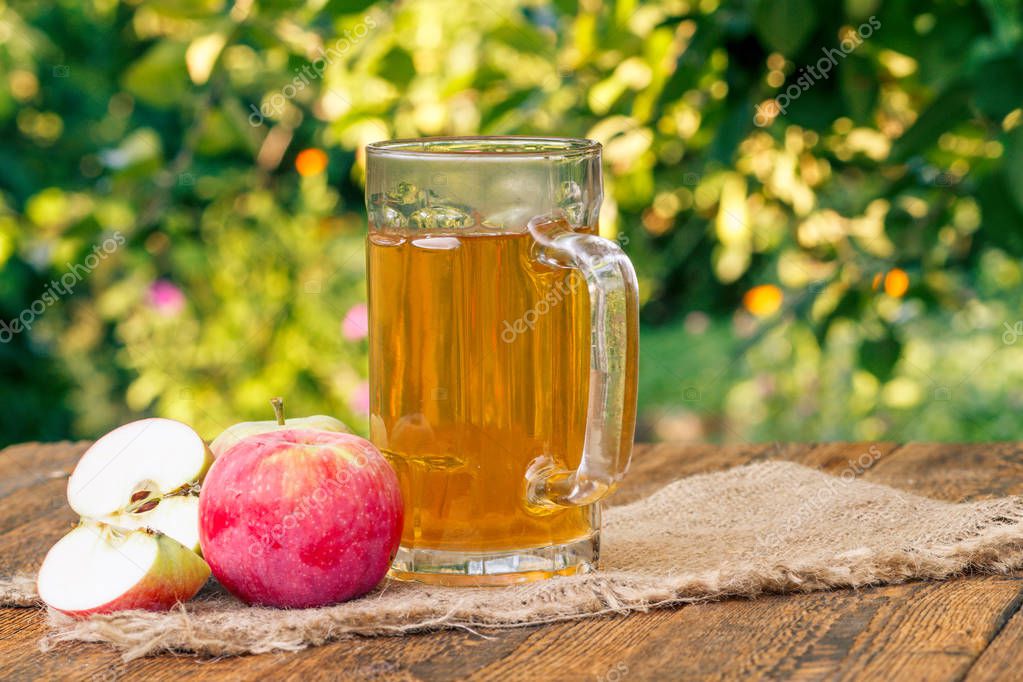 Manzanas picadas y sidra de manzana en copa de vidrio sobre tablas de ...